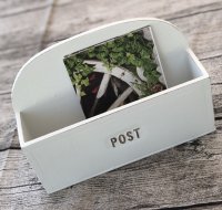 Vit "POST" förvaring i trä - Vacker Förvaring