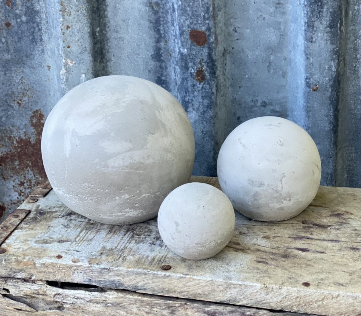 Grå betong kula / klot för dekoration - För Trädgården