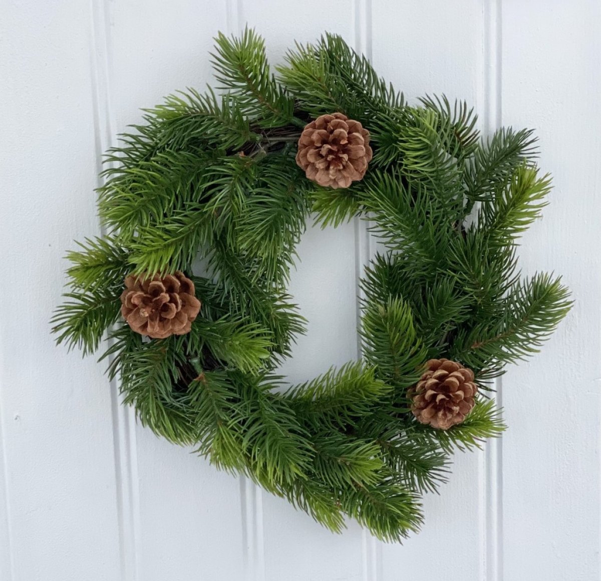 Grön krans granris med kottar