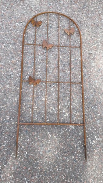 Växtstöd / spaljé i rost med fjärilar - För Trädgården