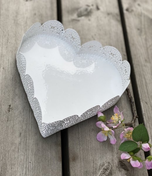 Vitt hjärtformat fat med spets kant