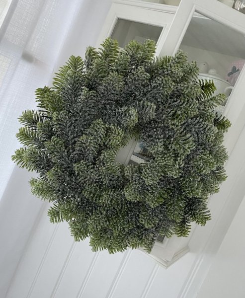 Krans av granris med snö