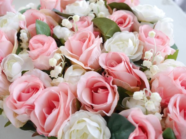 Rosa ros i knoppig modell