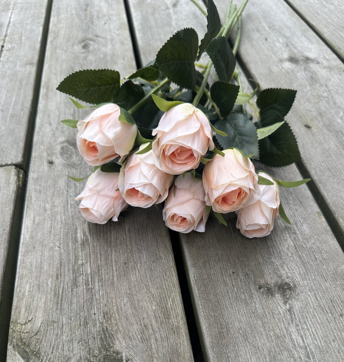 Klassisk ros med gröna blad i mixade nyanser - Glad Påsk