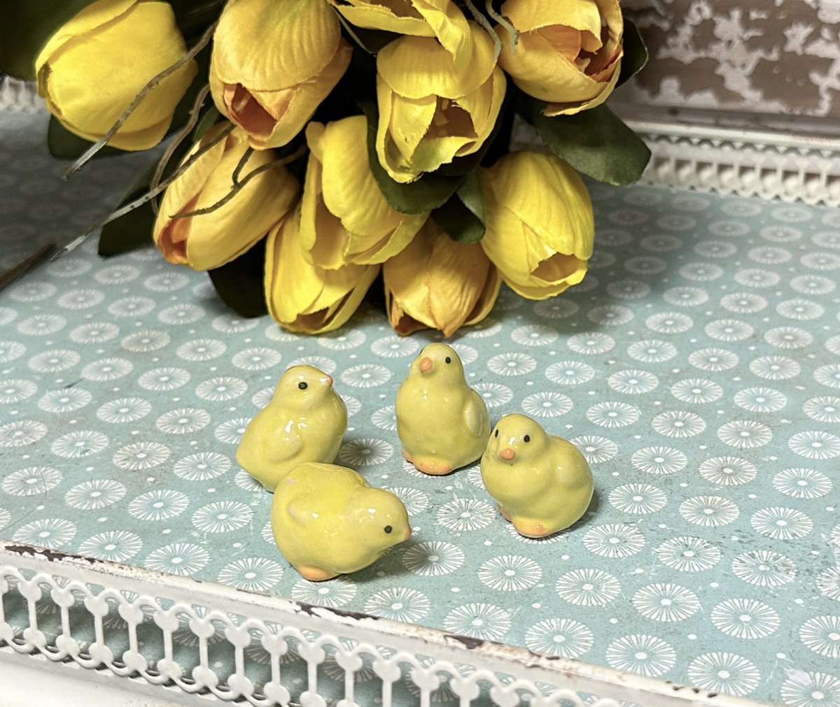 Klassisk gul kyckling i porslin - Att Dekorera med