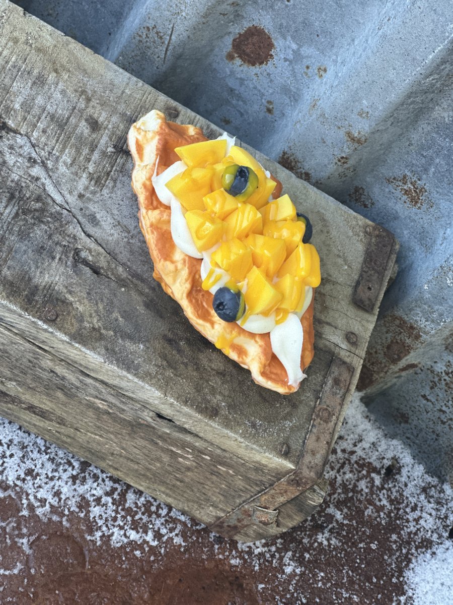 Bakverk / bakelse voffla med grädde och frukt